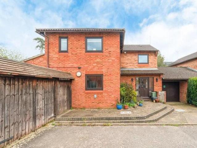 5 bedroom link detached house for sale in August End, George Green, Slough, SL3