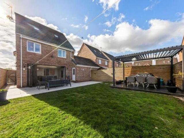 5 bedroom link detached house for sale in Honeysuckle Avenue, Warrington, WA5