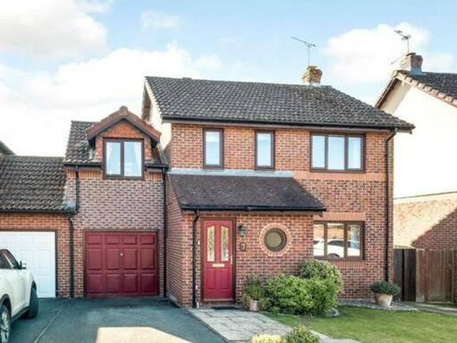 5 bedroom link detached house for sale in Holdaway Close Kings Worthy SO23