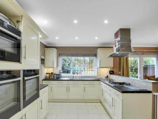5 Bedroom Link Detached House For Sale In Kingsnorth