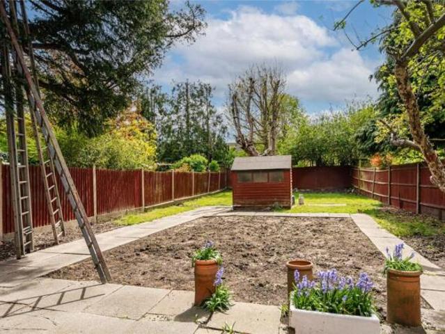 5 bedroom link detached house for sale in Mitcham Lane, London, SW16