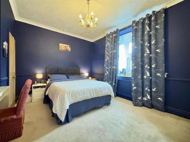 5 bedroom link detached house for sale in Russell Hall Lane, Queensbury, Bradford, BD13