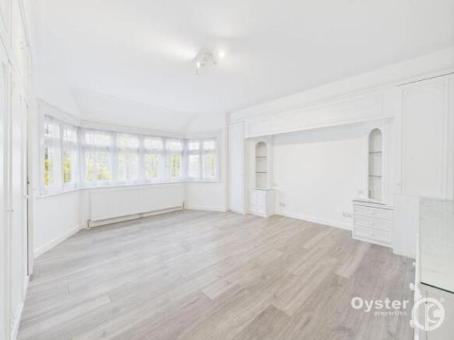 5 bedroom link detached house for rent in Weymouth Avenue, London, NW7