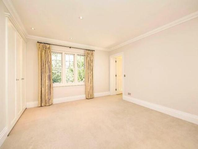 5 bedroom link detached house for rent in Laubin Close, Twickenham, TW1
