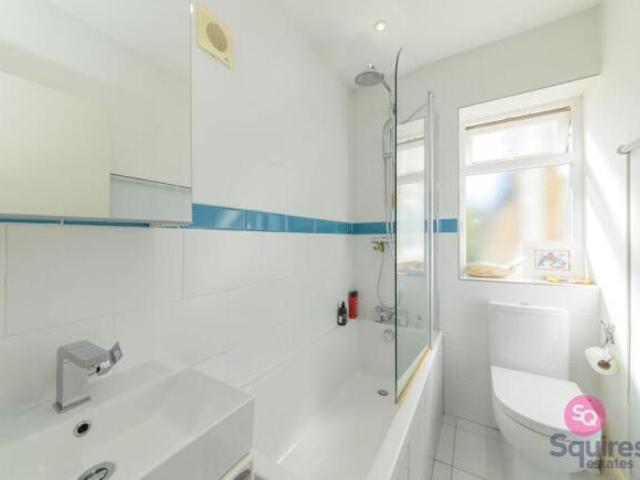 5 bedroom link detached house for rent in Rowsley Avenue, London, NW4