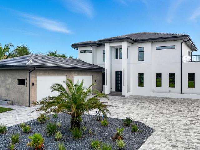 5 bedroom luxury Villa for sale in North Fort Myers, Florida