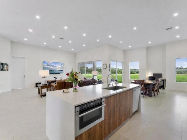 5 bedroom luxury Villa for sale in Aventura, Florida