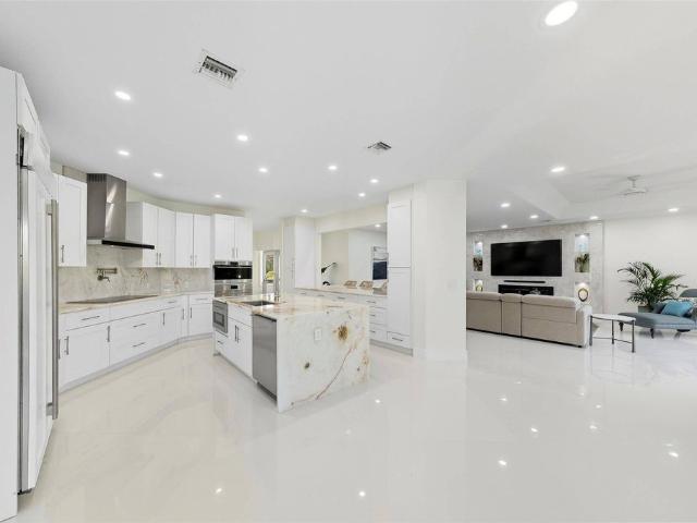 5 bedroom luxury Villa for sale in Coral Springs, Florida