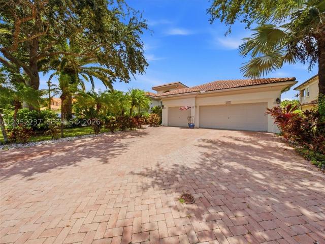 5 bedroom luxury Villa for sale in Coral Springs, Florida