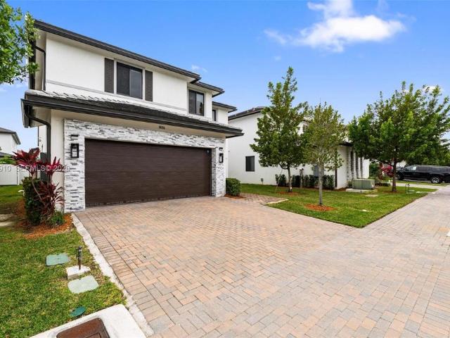 5 bedroom luxury Villa for sale in Doral, Florida