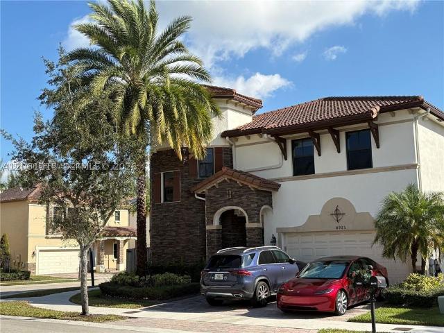 5 bedroom luxury Villa for sale in Doral, Florida