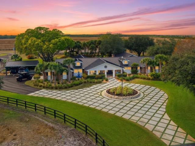 5 bedroom luxury Villa for sale in Indiantown, Florida