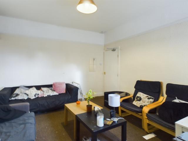 5 Bedroom Maisonette