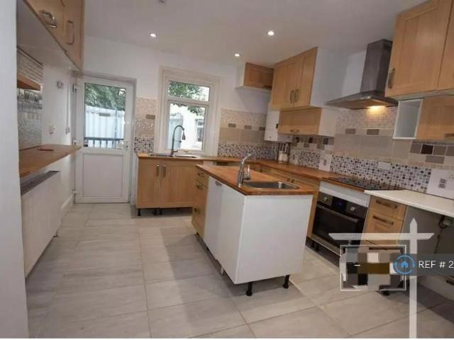 4 bedroom maisonette to rent