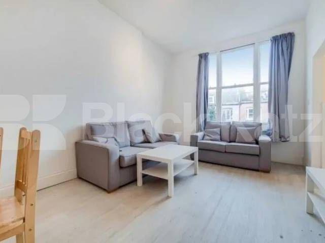 5 bedroom maisonette with 2 bathrooms lounge and a huge decked garden