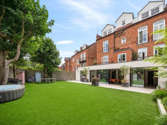 5 bedroom maisonette for sale