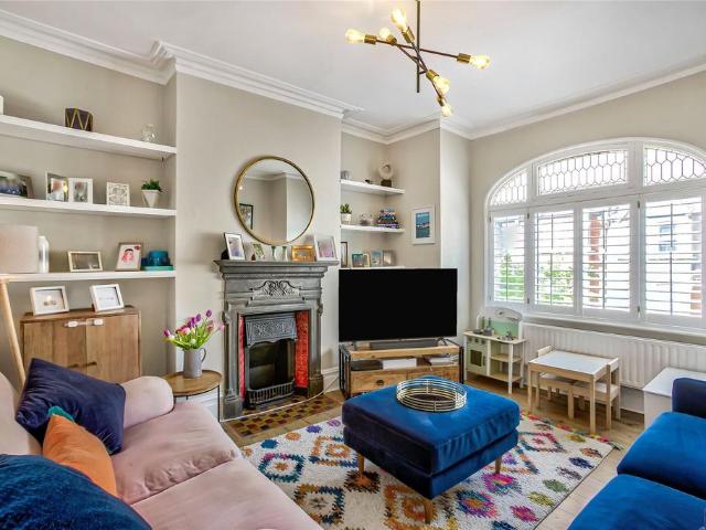 5 bedroom maisonette for sale