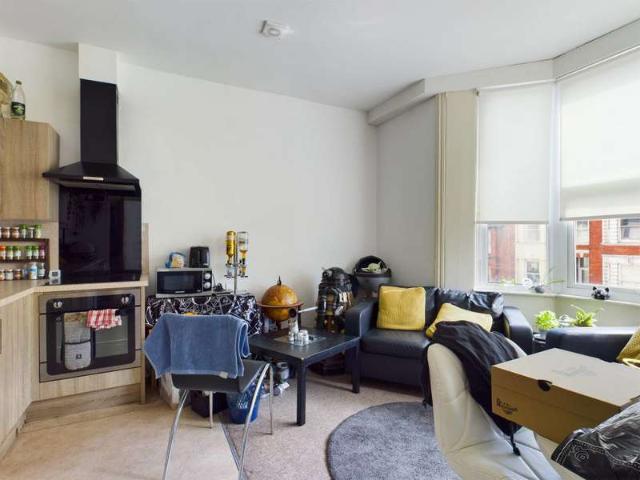 5 Bedroom Maisonette Flat