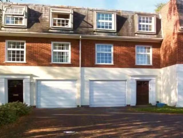 5 bedroom Mid Terrace House to rent, Victoria Street, Englefie.