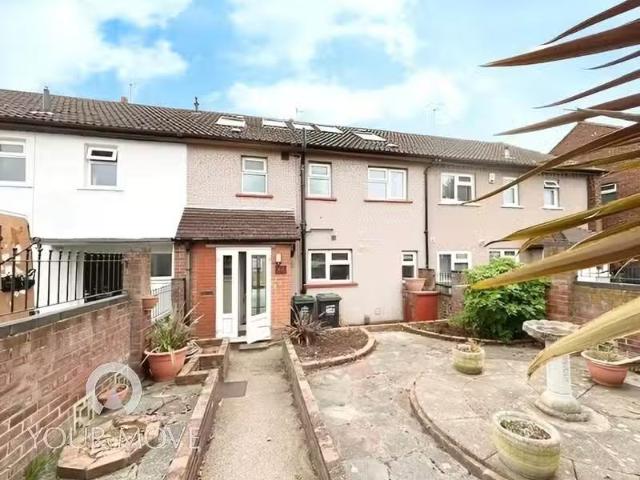 5 bedroom Mid Terrace House to rent, Littlebrook Manorway, Dar.