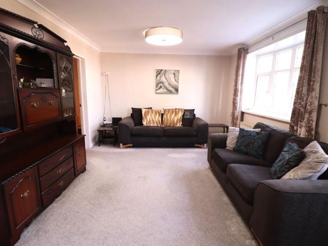 5 Bedroom Mid Terraced House To Rent