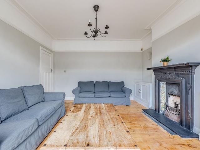 5 bedroom mid terraced house to rent