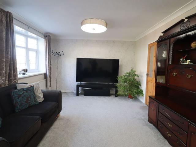 5 Bedroom Mid Terraced House To Rent