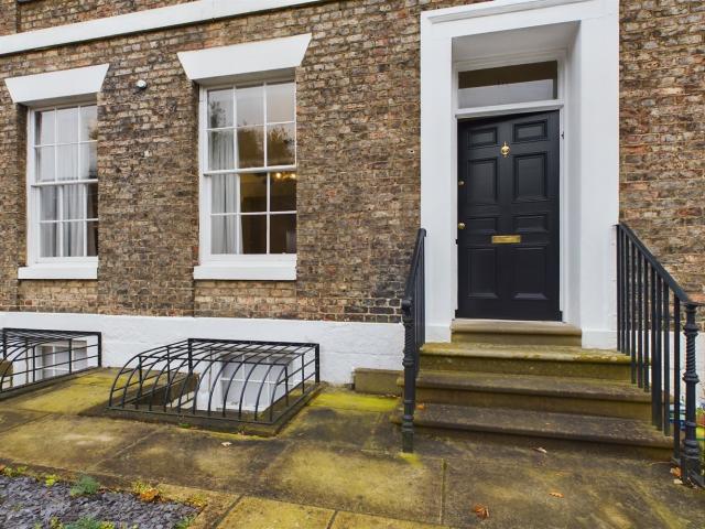 5 Bedroom Mid Terraced House