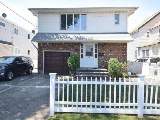 5 bedroom, New Hyde Park NY 11040 LS101799624