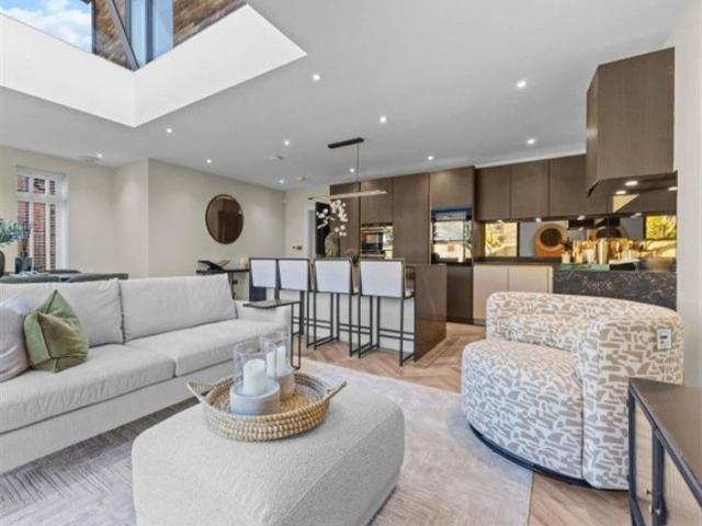 5 Bedroom Semi Detached To Let