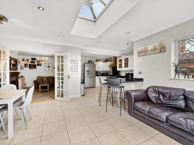 5 bedroom semi detached house for sale
