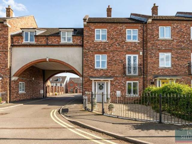 5 Bedroom Semi Detached House