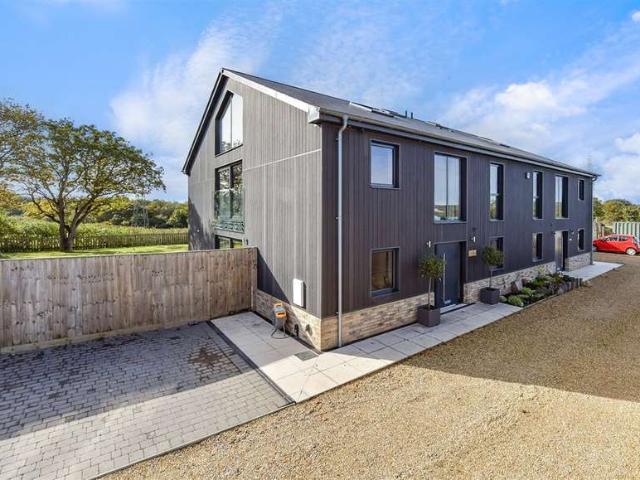 5 Bedroom Semi Detached House