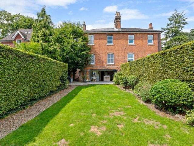 5 Bedroom Semi Detached House