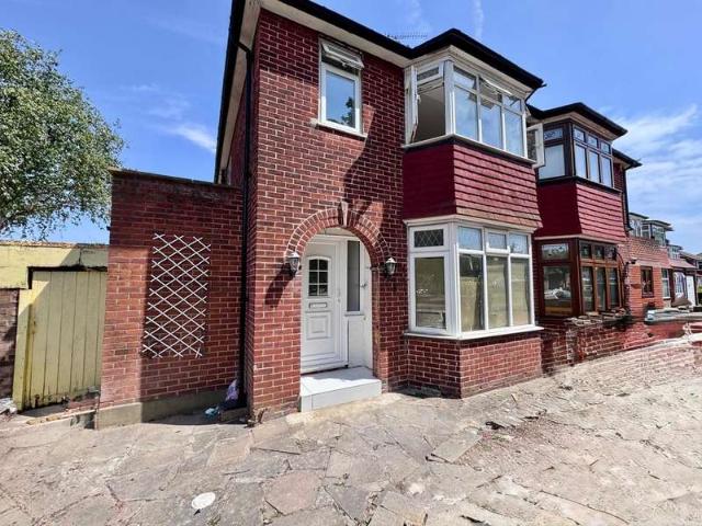 5 Bedroom Semi Detached House