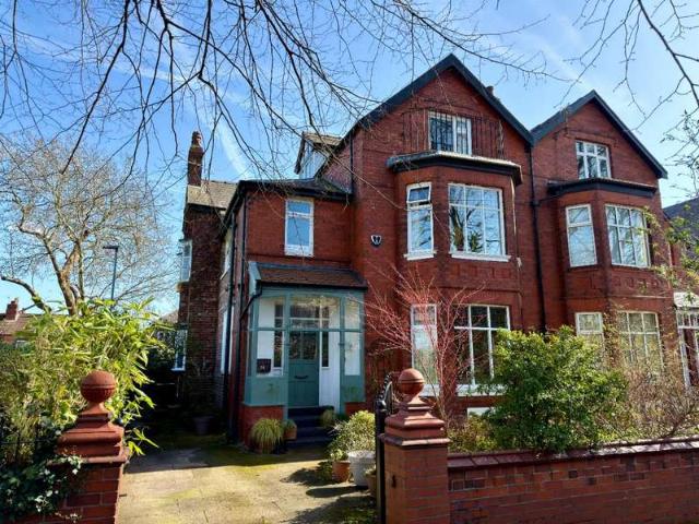 5 Bedroom Semi Detached House