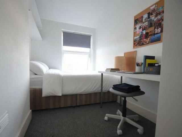 5 Bedroom Semi Detached House