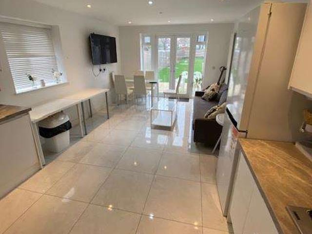 5 Bedroom Semi Detached House