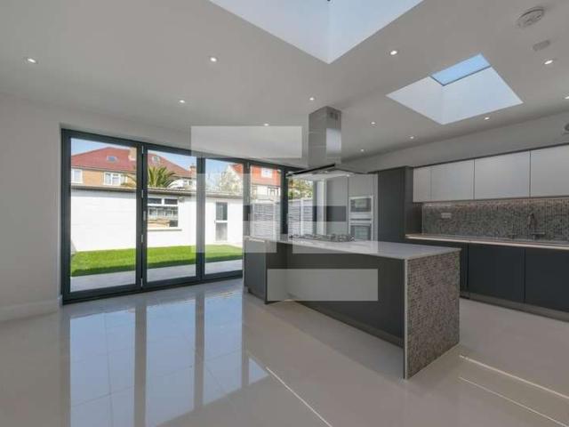 5 Bedroom Semi Detached House