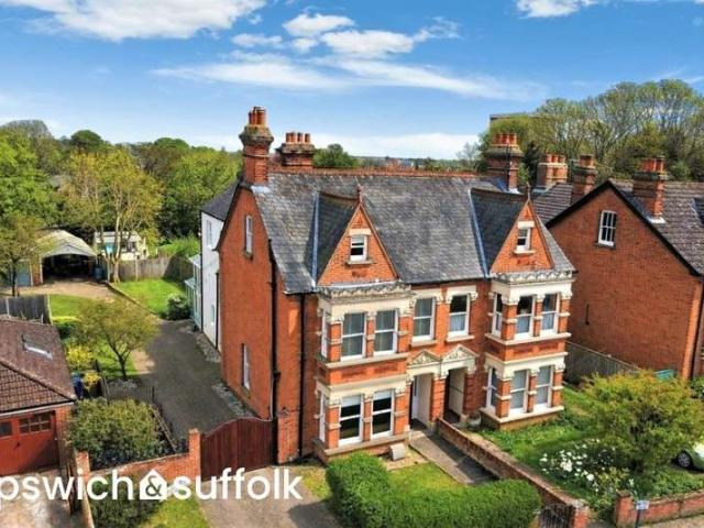 5 Bedroom Semi Detached House