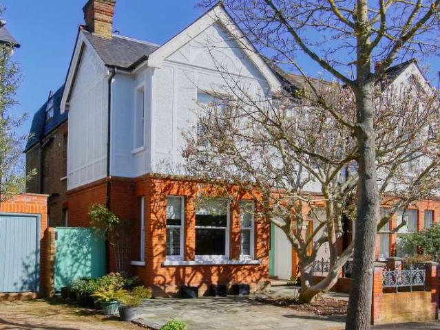 5 Bedroom Semi Detached House