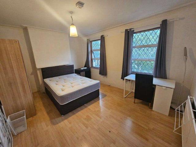 5 Bedroom Semi Detached House