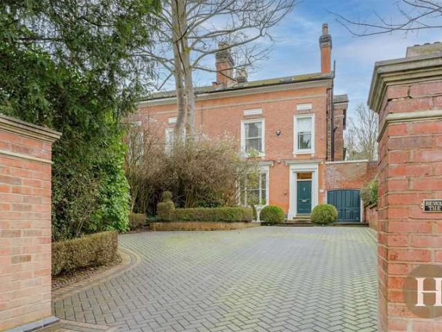 5 Bedroom Semi Detached House
