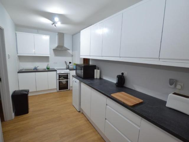 5 bedroom Semi detached house To Let
