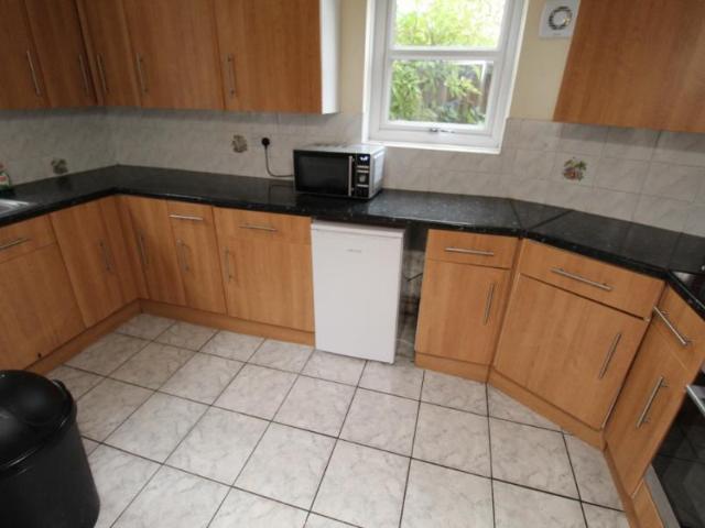 5 bedroom Semi detached house To Let