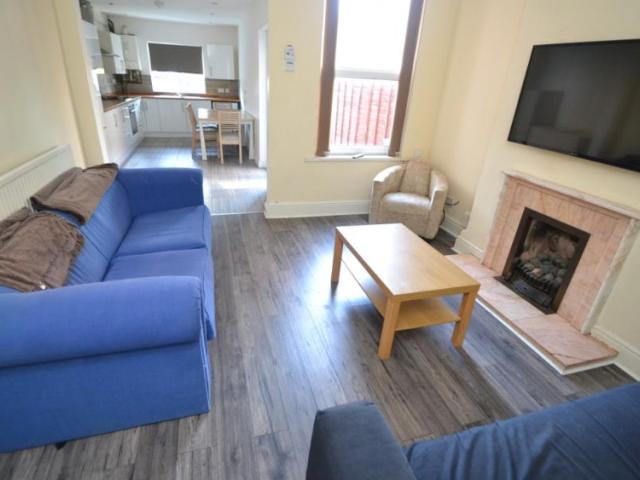 5 bedroom Semi detached house To Let