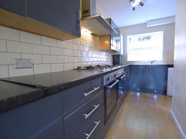 5 bedroom Semi detached house To Let