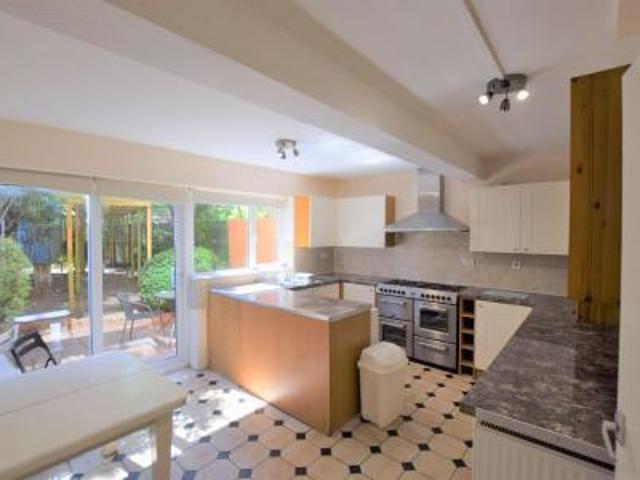 5 bedroom Semi detached house To Let