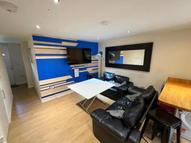 5 bedroom Semi detached house To Let
