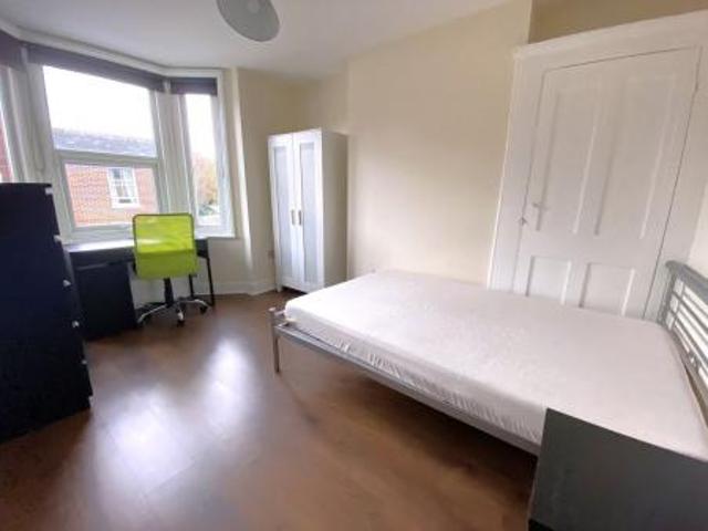 5 bedroom Semi detached house To Let